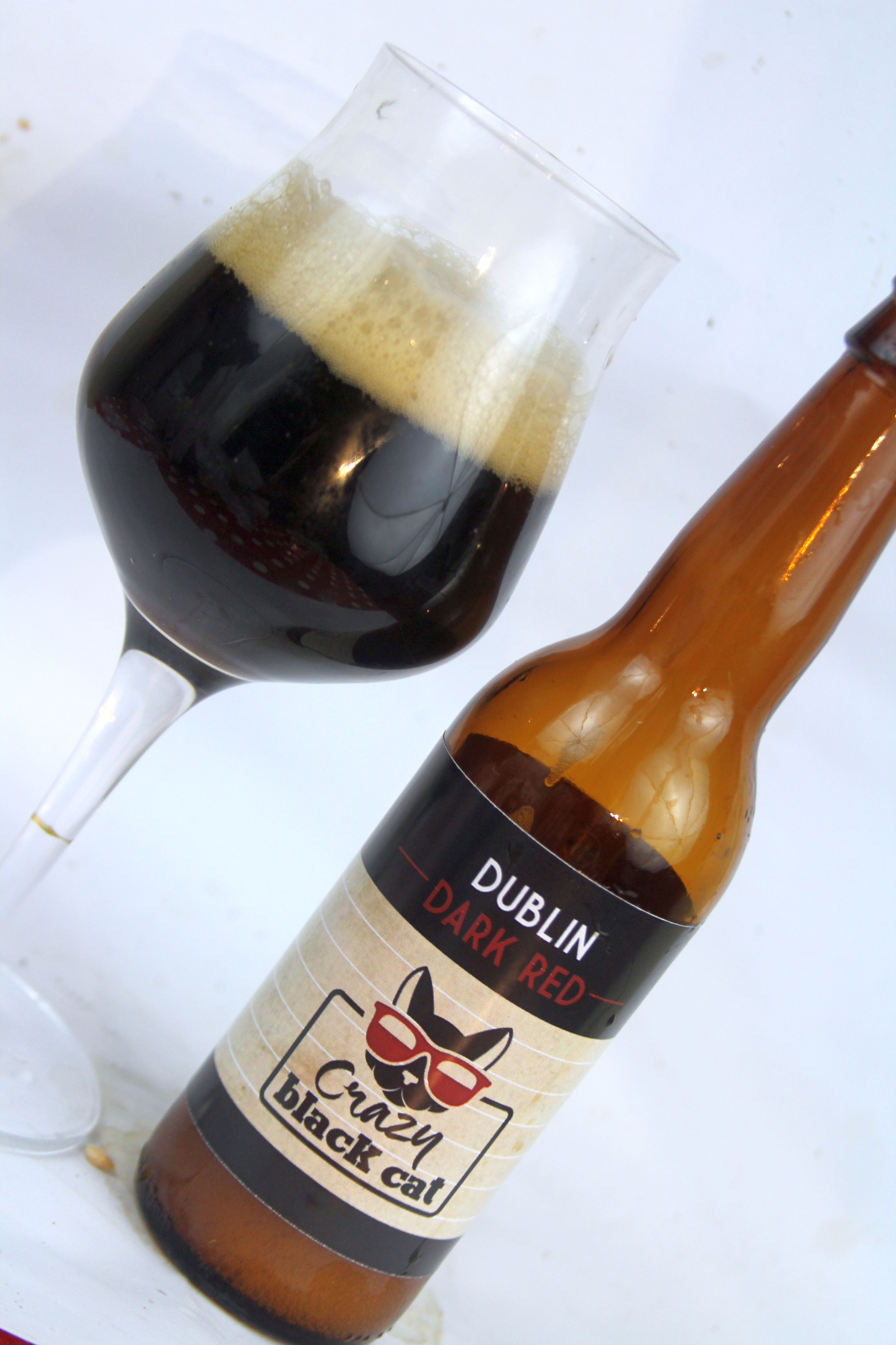 crazy black cat Dublin red black schräg - bier-entdecken.de